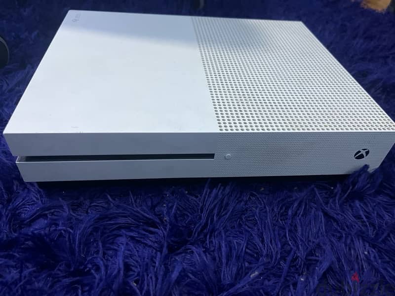 Xbox one s with controller used - أجهزة ألعاب فيديو - 203957457