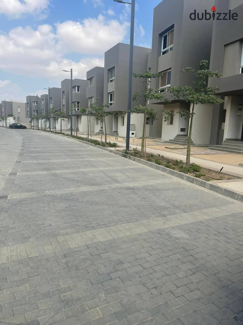 A duplex for rent with a kitchen and air conditioning, the first ...
