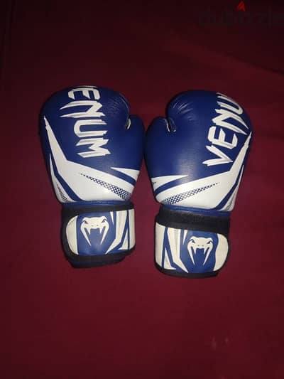 Venum black and gold boxing gloves 14 oz - أدوات رياضية - 206495349